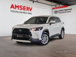 Белый Тойота Corolla Cross 2023 в Таллин, объемом двигателя 1.80 л и пробегом 118 тыс. км за 24990 €, фото  на AUTOMOTO.COM.LV