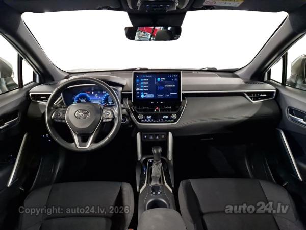 Белый Тойота Corolla Cross 2023 в Таллин, объемом двигателя 1.80 л и пробегом 118 тыс. км за 24990 €, фото 8 на AUTOMOTO.COM.LV