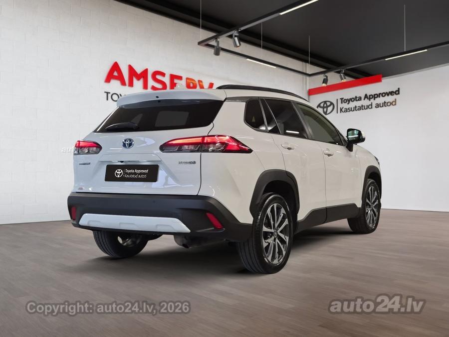 Белый Тойота Corolla Cross 2023 в Таллин, объемом двигателя 1.80 л и пробегом 91 тыс. км за 28490 €, фото 3 на AUTOMOTO.COM.LV