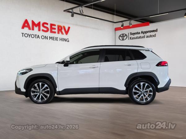 Белый Тойота Corolla Cross 2023 в Таллин, объемом двигателя 1.80 л и пробегом 91 тыс. км за 28490 €, фото 3 на AUTOMOTO.COM.LV