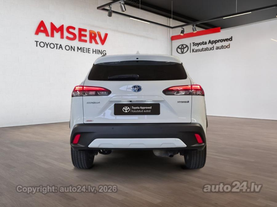 Белый Тойота Corolla Cross 2023 в Таллин, объемом двигателя 1.80 л и пробегом 91 тыс. км за 28490 €, фото 5 на AUTOMOTO.COM.LV