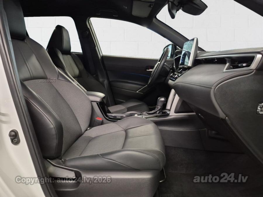 Белый Тойота Corolla Cross 2023 в Таллин, объемом двигателя 1.80 л и пробегом 91 тыс. км за 28490 €, фото 7 на AUTOMOTO.COM.LV