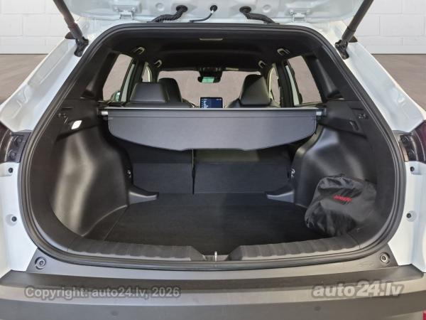 Белый Тойота Corolla Cross 2023 в Таллин, объемом двигателя 1.80 л и пробегом 91 тыс. км за 28490 €, фото 10 на AUTOMOTO.COM.LV