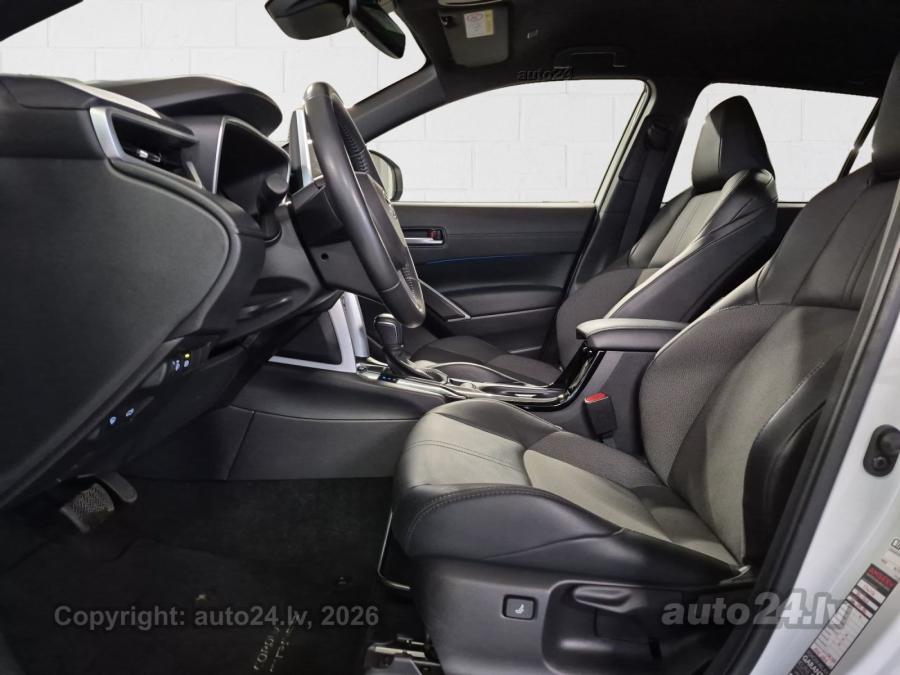 Белый Тойота Corolla Cross 2023 в Таллин, объемом двигателя 1.80 л и пробегом 91 тыс. км за 28490 €, фото 12 на AUTOMOTO.COM.LV