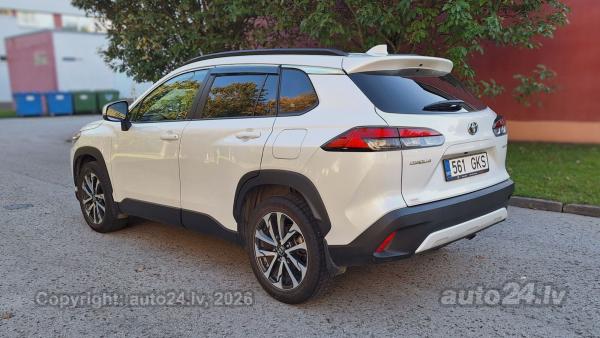 Balts Toyota Corolla Cross 2023 Tallina, ar dzinēja tilpumu 1.80 L un nobraukumu 29 tūkst. km par 27800 €, foto 4 vietnē AUTOMOTO.COM.LV