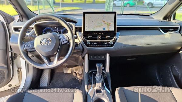 Balts Toyota Corolla Cross 2023 Tallina, ar dzinēja tilpumu 1.80 L un nobraukumu 29 tūkst. km par 27800 €, foto 7 vietnē AUTOMOTO.COM.LV