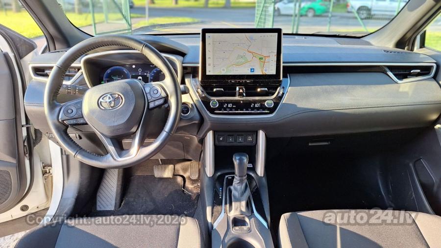 Balts Toyota Corolla Cross 2023 Tallina, ar dzinēja tilpumu 1.80 L un nobraukumu 29 tūkst. km par 27800 €, foto 7 vietnē AUTOMOTO.COM.LV