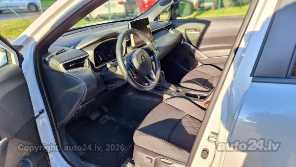 Balts Toyota Corolla Cross 2023 Tallina, ar dzinēja tilpumu 1.80 L un nobraukumu 29 tūkst. km par 27800 €, foto 8 vietnē AUTOMOTO.COM.LV