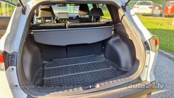 Balts Toyota Corolla Cross 2023 Tallina, ar dzinēja tilpumu 1.80 L un nobraukumu 29 tūkst. km par 27800 €, foto 9 vietnē AUTOMOTO.COM.LV