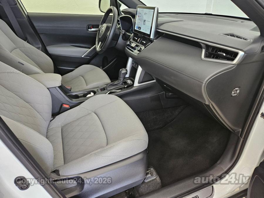 Balts Toyota Corolla Cross 2023 Rakvere, ar dzinēja tilpumu 1.80 L un nobraukumu 34 tūkst. km par 28990 €, foto 6 vietnē AUTOMOTO.COM.LV