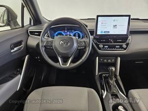 Balts Toyota Corolla Cross 2023 Rakvere, ar dzinēja tilpumu 1.80 L un nobraukumu 34 tūkst. km par 28990 €, foto 8 vietnē AUTOMOTO.COM.LV