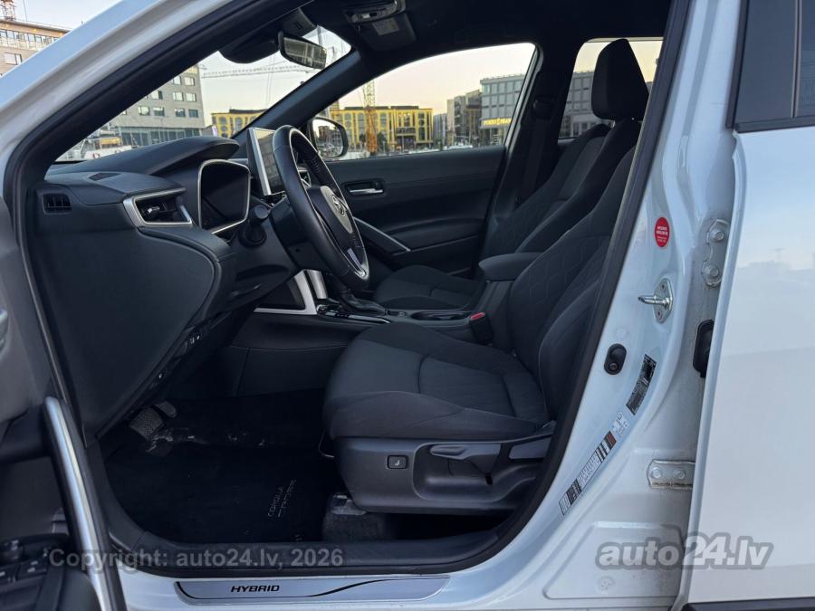 Белый Тойота Corolla Cross 2023 в Таллин, объемом двигателя 1.80 л и пробегом 29 тыс. км за 28500 €, фото 21 на AUTOMOTO.COM.LV
