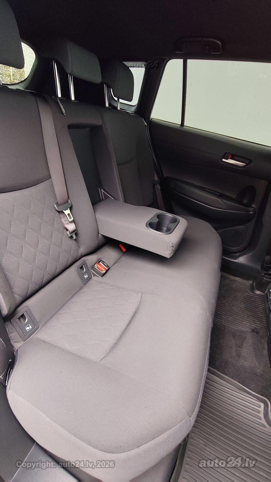 White Toyota Corolla Cross 2024 in Tallinn, with an engine capacity of 1.80 L and mileage of 93 thousand km for 30995 €, photo 8 on AUTOMOTO.COM.LV