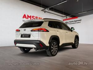 Белый Тойота Corolla Cross 2024 в Таллин, объемом двигателя 1.80 л и пробегом 85 тыс. км за 26990 €, фото 3 на AUTOMOTO.COM.LV