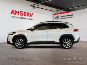 Белый Тойота Corolla Cross 2024 в Таллин, объемом двигателя 1.80 л и пробегом 85 тыс. км за 26990 €, фото 4 на AUTOMOTO.COM.LV