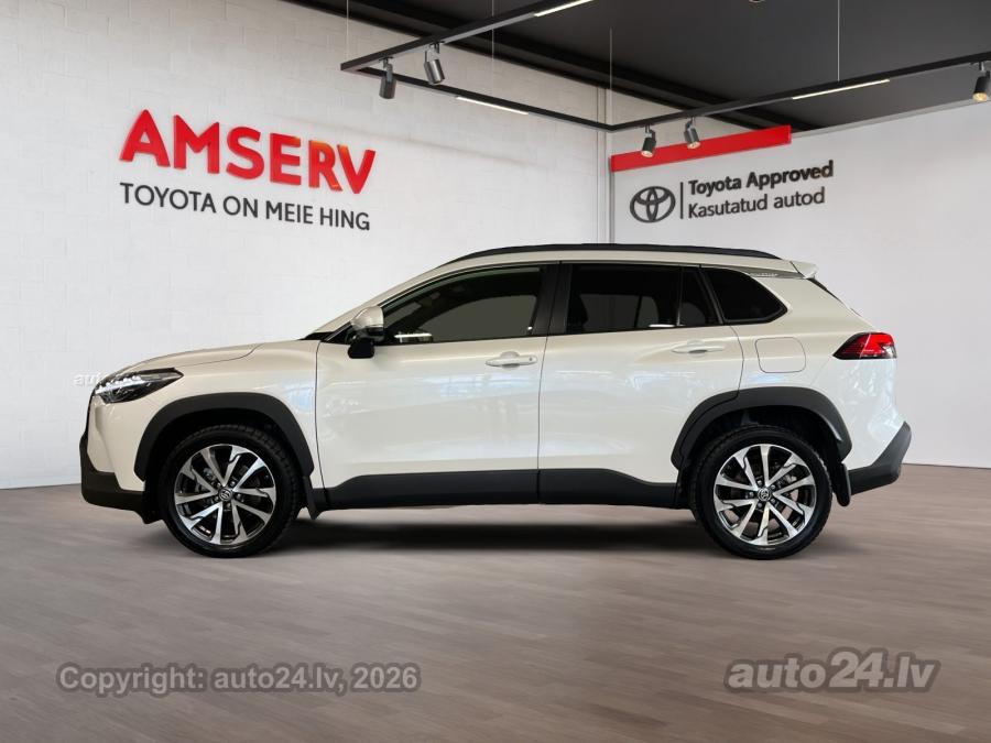 Белый Тойота Corolla Cross 2024 в Таллин, объемом двигателя 1.80 л и пробегом 85 тыс. км за 26990 €, фото 4 на AUTOMOTO.COM.LV