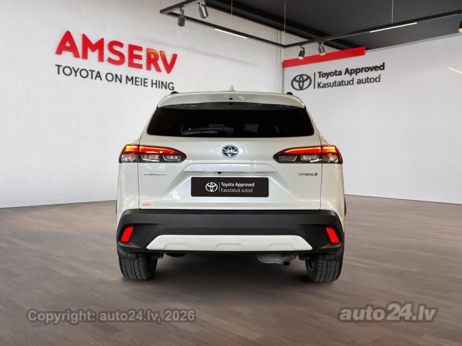 Белый Тойота Corolla Cross 2024 в Таллин, объемом двигателя 1.80 л и пробегом 85 тыс. км за 26990 €, фото 5 на AUTOMOTO.COM.LV