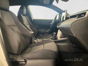 Белый Тойота Corolla Cross 2024 в Таллин, объемом двигателя 1.80 л и пробегом 85 тыс. км за 26990 €, фото 7 на AUTOMOTO.COM.LV