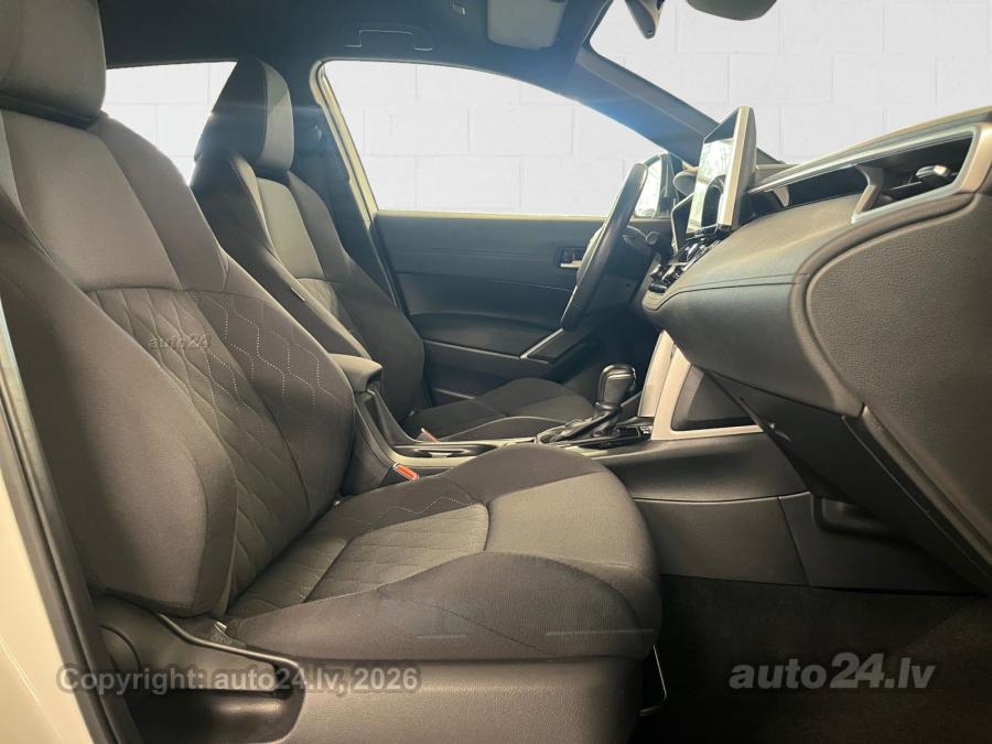 Белый Тойота Corolla Cross 2024 в Таллин, объемом двигателя 1.80 л и пробегом 85 тыс. км за 26990 €, фото 7 на AUTOMOTO.COM.LV