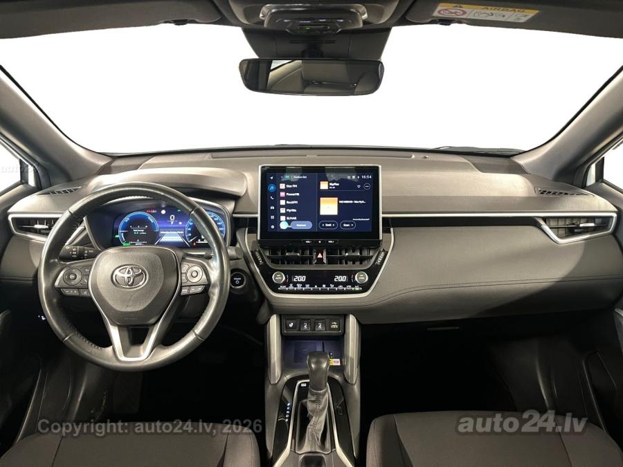 Белый Тойота Corolla Cross 2024 в Таллин, объемом двигателя 1.80 л и пробегом 85 тыс. км за 26990 €, фото 9 на AUTOMOTO.COM.LV