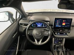 Белый Тойота Corolla Cross 2024 в Таллин, объемом двигателя 1.80 л и пробегом 85 тыс. км за 26990 €, фото 10 на AUTOMOTO.COM.LV