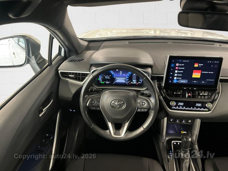 Белый Тойота Corolla Cross 2024 в Таллин, объемом двигателя 1.80 л и пробегом 85 тыс. км за 26990 €, фото 10 на AUTOMOTO.COM.LV