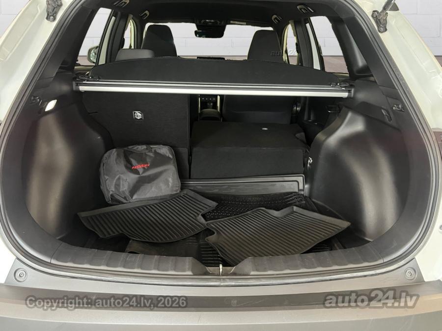 Белый Тойота Corolla Cross 2024 в Таллин, объемом двигателя 1.80 л и пробегом 85 тыс. км за 26990 €, фото 11 на AUTOMOTO.COM.LV