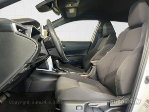 Белый Тойота Corolla Cross 2024 в Таллин, объемом двигателя 1.80 л и пробегом 85 тыс. км за 26990 €, фото 12 на AUTOMOTO.COM.LV