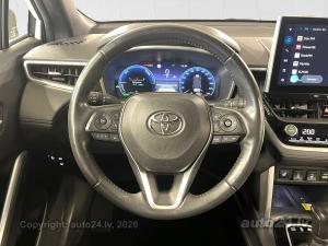 Белый Тойота Corolla Cross 2024 в Таллин, объемом двигателя 1.80 л и пробегом 85 тыс. км за 26990 €, фото 13 на AUTOMOTO.COM.LV