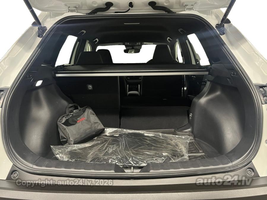 Белый Тойота Corolla Cross 2024 в Таллин, объемом двигателя 1.80 л и пробегом 121 тыс. км за 25990 €, фото 11 на AUTOMOTO.COM.LV