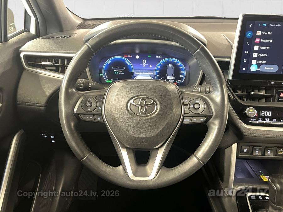 Белый Тойота Corolla Cross 2024 в Таллин, объемом двигателя 1.80 л и пробегом 121 тыс. км за 25990 €, фото 13 на AUTOMOTO.COM.LV