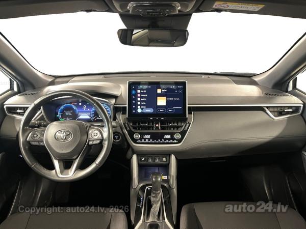 Белый Тойота Corolla Cross 2024 в Таллин, объемом двигателя 1.80 л и пробегом 85 тыс. км за 26990 €, фото 8 на AUTOMOTO.COM.LV