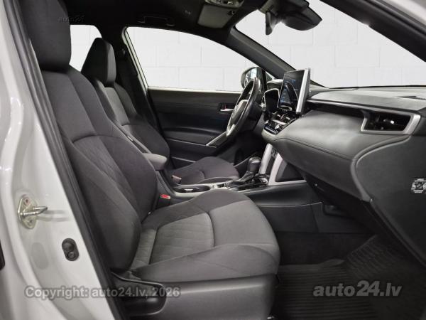 Белый Тойота Corolla Cross 2024 в Таллин, объемом двигателя 1.80 л и пробегом 159 тыс. км за 25490 €, фото 6 на AUTOMOTO.COM.LV