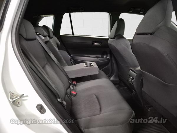 Белый Тойота Corolla Cross 2024 в Таллин, объемом двигателя 1.80 л и пробегом 159 тыс. км за 25490 €, фото 7 на AUTOMOTO.COM.LV