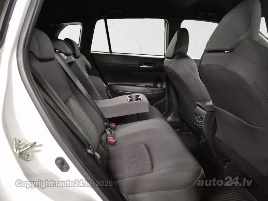 Белый Тойота Corolla Cross 2024 в Таллин, объемом двигателя 1.80 л и пробегом 159 тыс. км за 25490 €, фото 8 на AUTOMOTO.COM.LV
