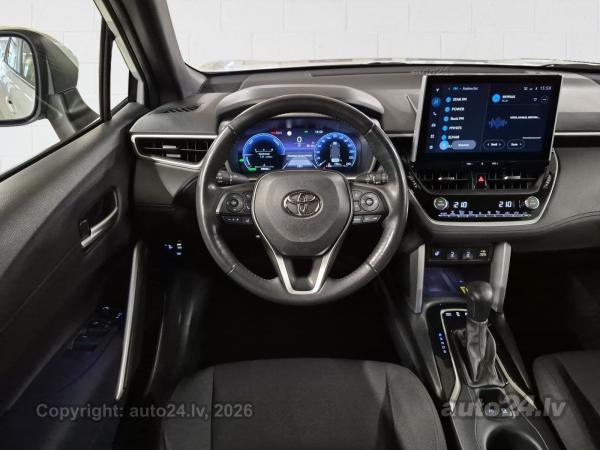 Белый Тойота Corolla Cross 2024 в Таллин, объемом двигателя 1.80 л и пробегом 159 тыс. км за 25490 €, фото 9 на AUTOMOTO.COM.LV