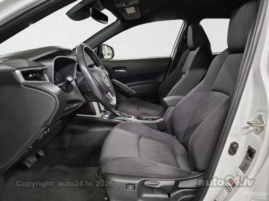 Белый Тойота Corolla Cross 2024 в Таллин, объемом двигателя 1.80 л и пробегом 159 тыс. км за 25490 €, фото 12 на AUTOMOTO.COM.LV