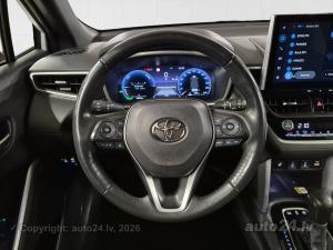 Белый Тойота Corolla Cross 2024 в Таллин, объемом двигателя 1.80 л и пробегом 159 тыс. км за 25490 €, фото 13 на AUTOMOTO.COM.LV