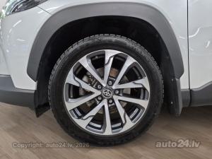 Белый Тойота Corolla Cross 2024 в Таллин, объемом двигателя 1.80 л и пробегом 159 тыс. км за 25490 €, фото 16 на AUTOMOTO.COM.LV