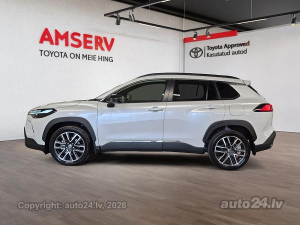 Белый Тойота Corolla Cross 2025 в Таллин, объемом двигателя 1.80 л и пробегом 13 тыс. км за 36990 €, фото 3 на AUTOMOTO.COM.LV