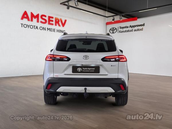 Белый Тойота Corolla Cross 2025 в Таллин, объемом двигателя 1.80 л и пробегом 13 тыс. км за 36990 €, фото 4 на AUTOMOTO.COM.LV