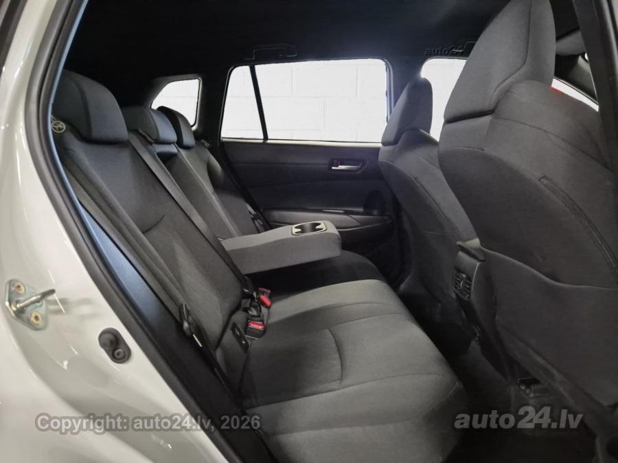 White Toyota Corolla Cross 2025 in Tallinn, with an engine capacity of 1.80 L and mileage of 13 thousand km for 36990 €, photo 8 on AUTOMOTO.COM.LV