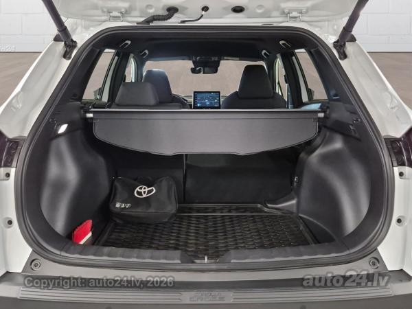 Белый Тойота Corolla Cross 2025 в Таллин, объемом двигателя 1.80 л и пробегом 13 тыс. км за 36990 €, фото 10 на AUTOMOTO.COM.LV