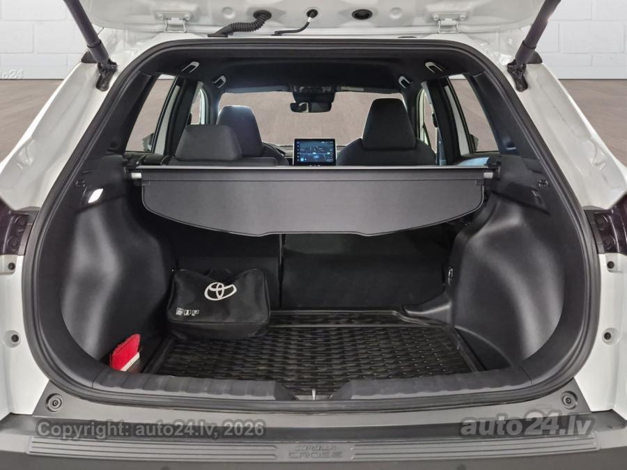 White Toyota Corolla Cross 2025 in Tallinn, with an engine capacity of 1.80 L and mileage of 13 thousand km for 36990 €, photo 11 on AUTOMOTO.COM.LV