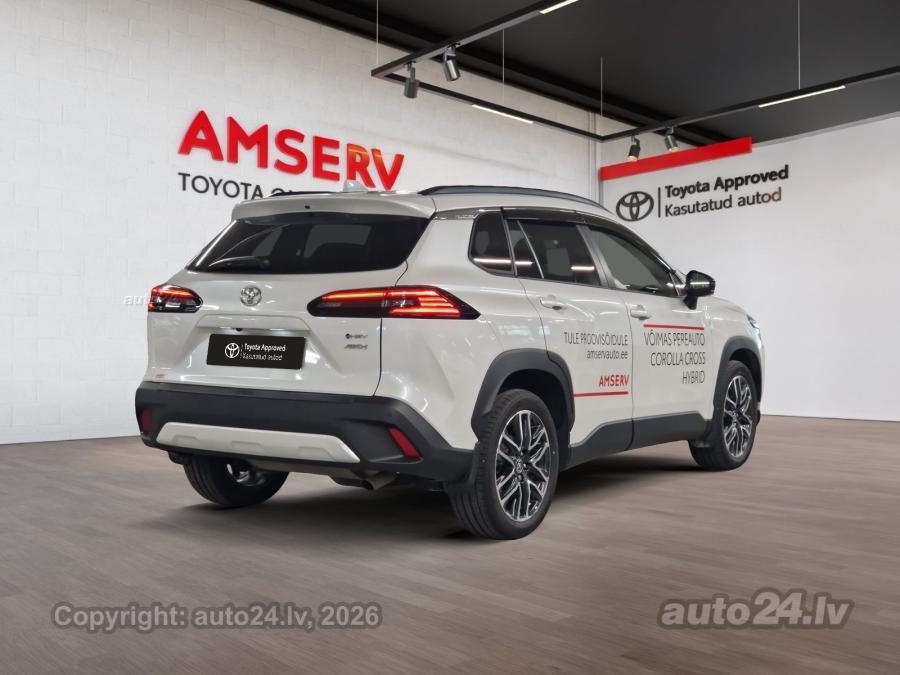 Balts Toyota Corolla Cross 2025 Tallina, ar dzinēja tilpumu 2.00 L un nobraukumu 17 tūkst. km par 40990 €, foto 3 vietnē AUTOMOTO.COM.LV