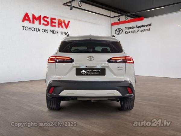 Белый Тойота Corolla Cross 2025 в Таллин, объемом двигателя 2.00 л и пробегом 17 тыс. км за 40990 €, фото 4 на AUTOMOTO.COM.LV