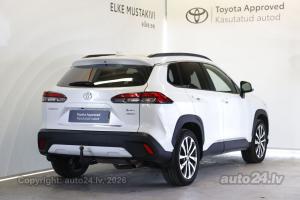 Balts Toyota Corolla Cross 2025 Tallina, ar dzinēja tilpumu 1.99 L un nobraukumu 42 tūkst. km par 35300 €, foto 3 vietnē AUTOMOTO.COM.LV