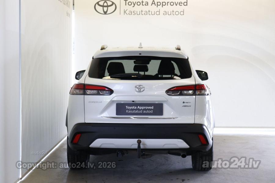 Balts Toyota Corolla Cross 2025 Tallina, ar dzinēja tilpumu 1.99 L un nobraukumu 42 tūkst. km par 35300 €, foto 5 vietnē AUTOMOTO.COM.LV
