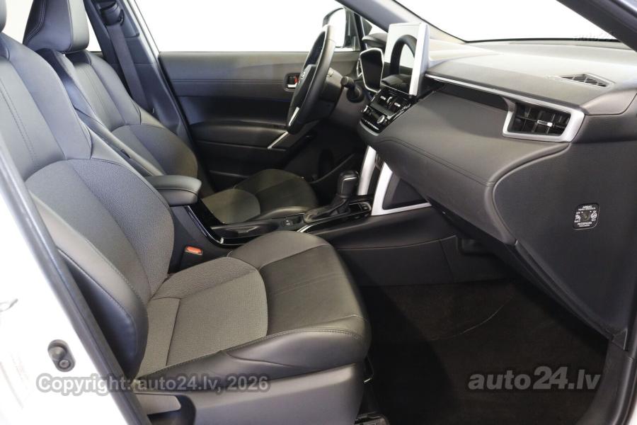 Balts Toyota Corolla Cross 2025 Tallina, ar dzinēja tilpumu 1.99 L un nobraukumu 42 tūkst. km par 35300 €, foto 7 vietnē AUTOMOTO.COM.LV