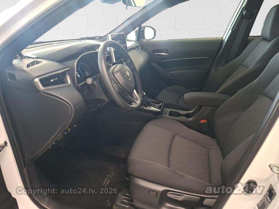 White Toyota Corolla Cross 2026 in Viljandi, with an engine capacity of 1.80 L and mileage of 6 thousand km for 35990 €, photo 12 on AUTOMOTO.COM.LV